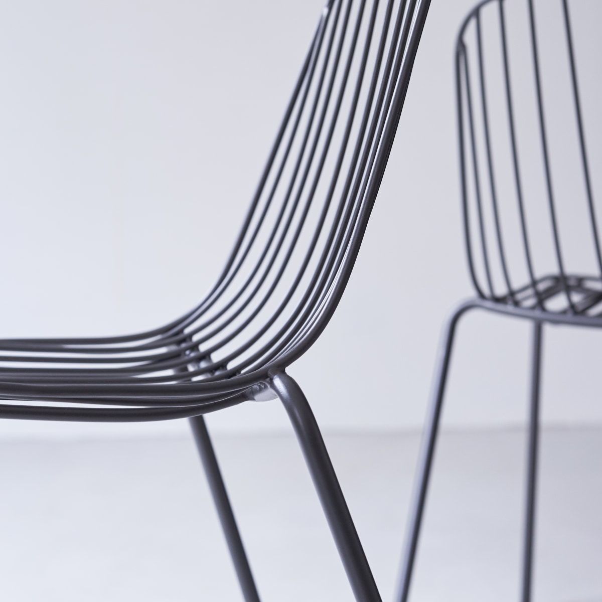 Arty Stuhl aus Metall dark grey