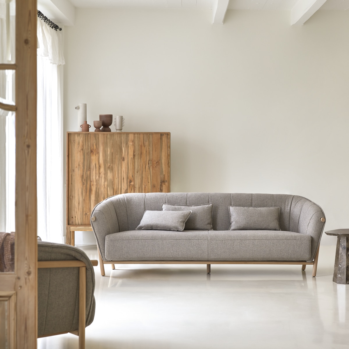 3 Sitzer Sofa mit Eichenholzgestell und grauem Stoffbezug Wohnzimmer Sitzmobel Tikamoon