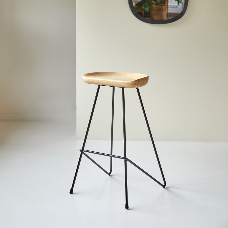 Hoher Hocker aus massivem Eschenholz und Metall black Esszimmer Stuhle Tikamoon