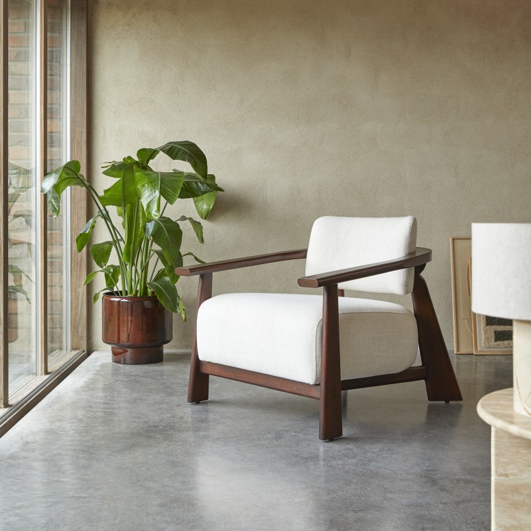 Sillón de madera maciza de mindi y tela color crudo - Salón / Sofás ...