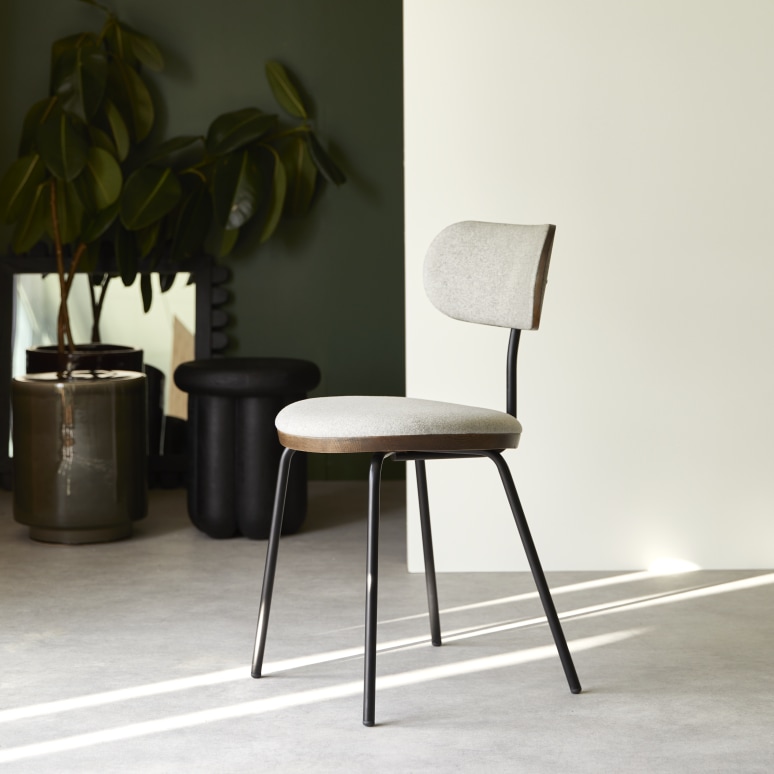 Chaise en chêne foncé massif, tissu gris et métal Soline - Séjour ...